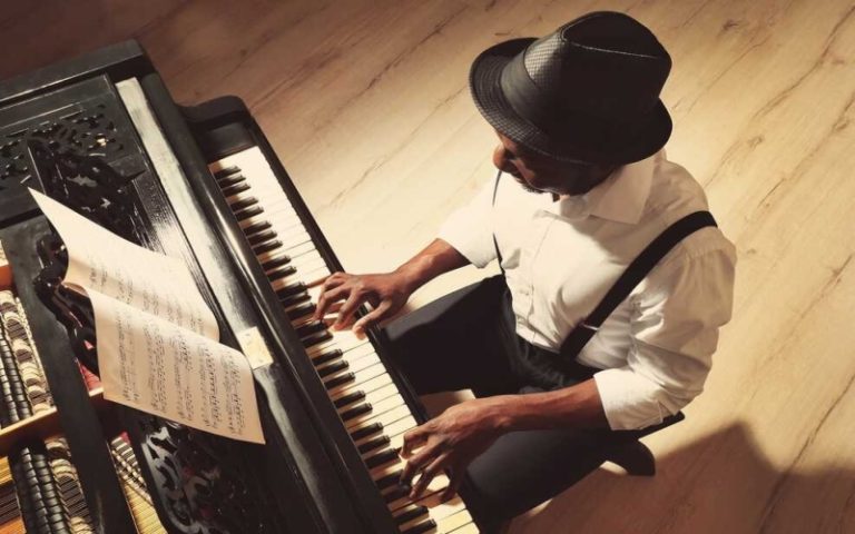 How to Successfully Hire a Piano Player for Your Private Event